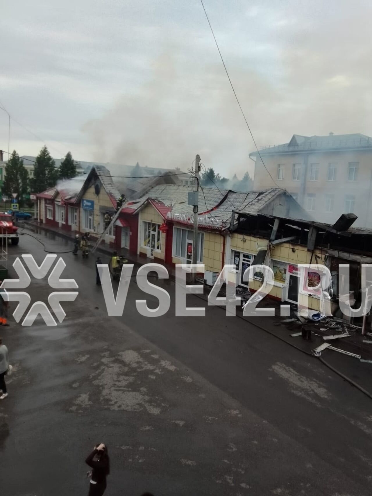 Крупный пожар охватил торговый центр в Кузбассе / VSE42.RU - информационный сайт Кузбасса.
