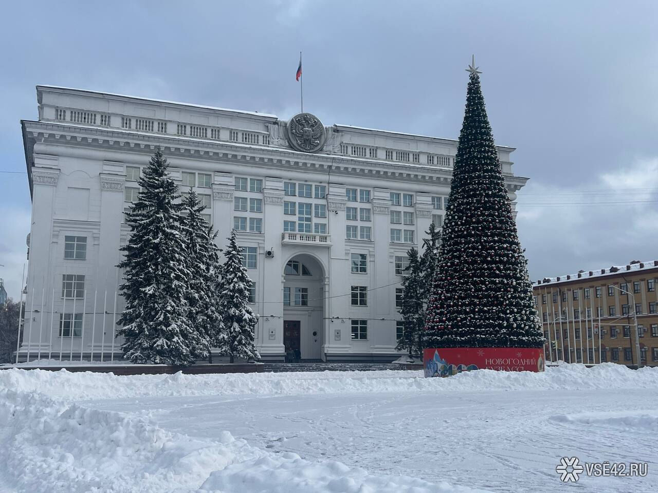 Сборка новогодней ели за 18 млн рублей завершилась в центре Кемерова / VSE42.RU - информационный ...