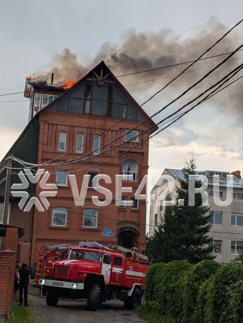 Соцсети: дом в Кемерове загорелся после удара молнии / VSE42.RU - информационный сайт Кузбасса.